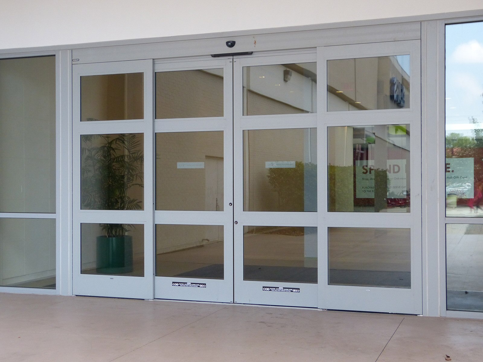 Dura-Storm™ 2000/3000 Hurricane-Rated Automatic Sliding Door | STANLEY Access Technologies